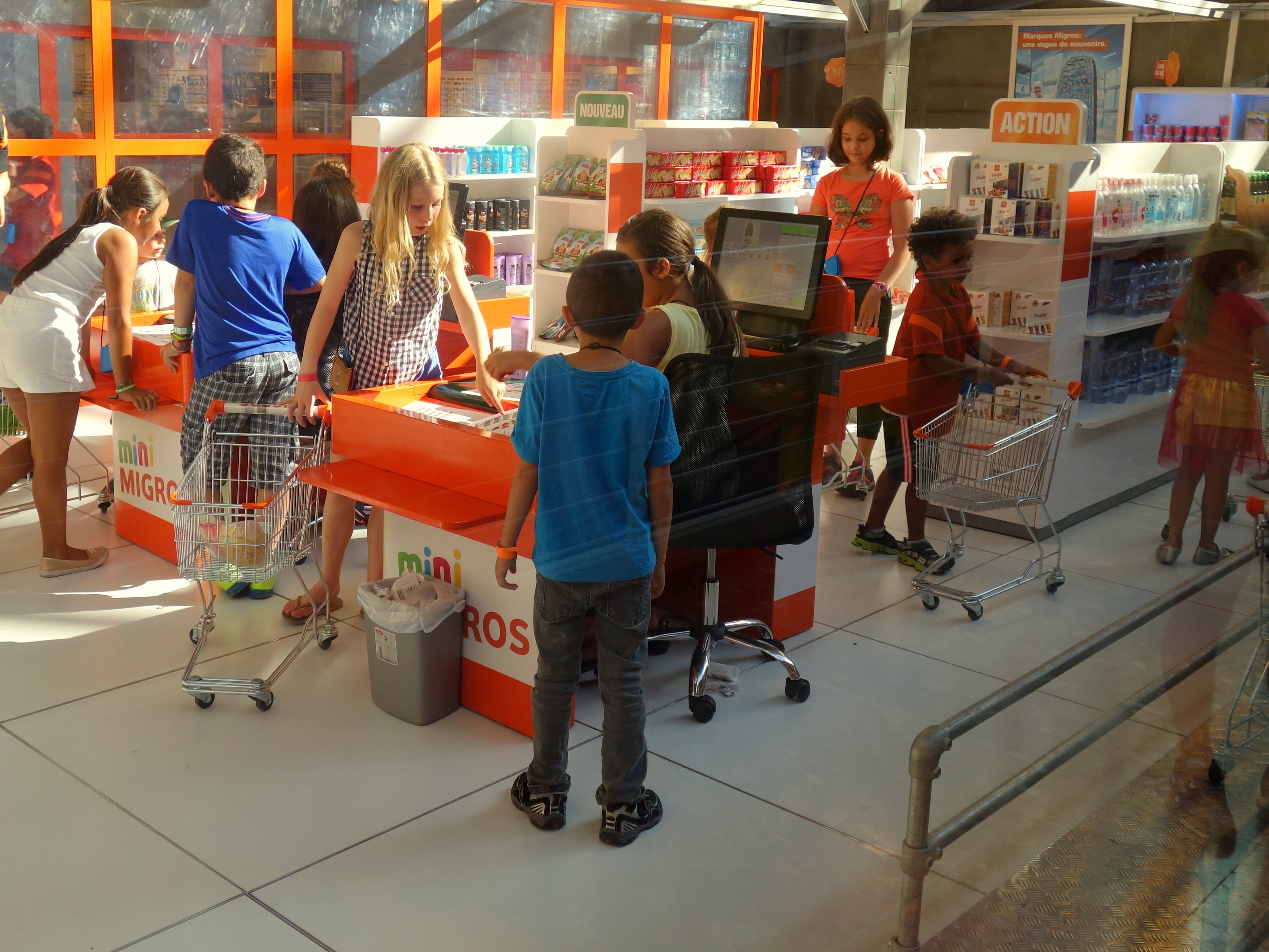 Les enfants jouent à mini migros par J. Grinling - une photo par jour